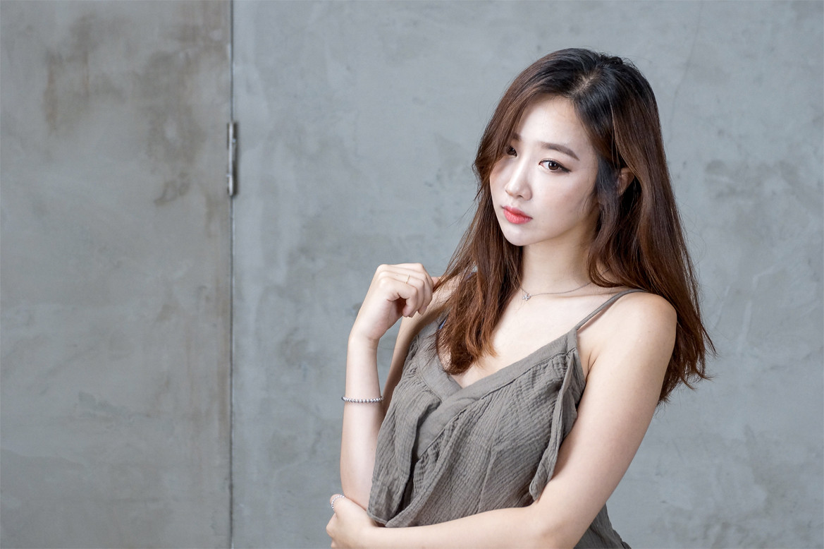 FinlandCar.com: Shin Hae Ri - Elegant And Charming