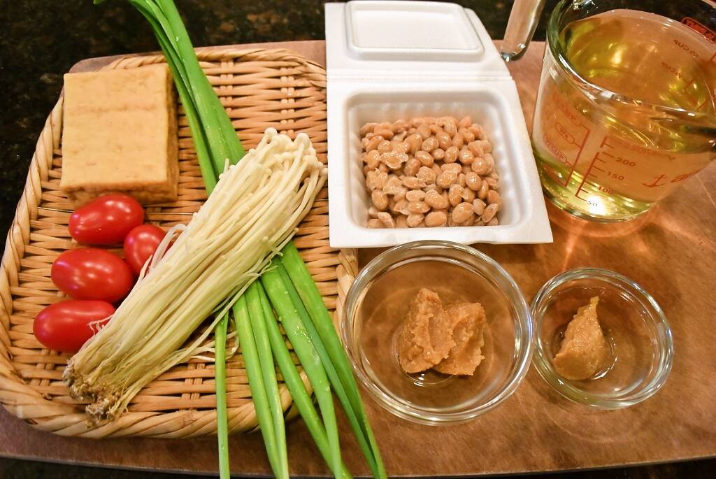 Recipes for Tom: Tomato to nira no nattojiru / miso soup with fermented ...