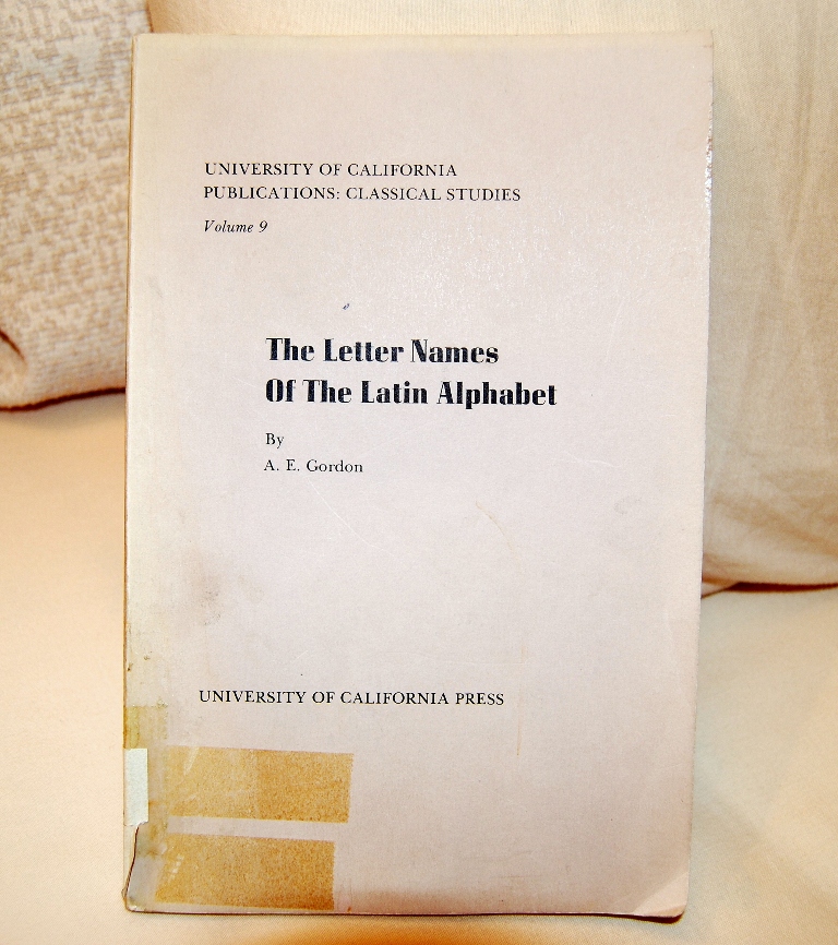 CARACTERES: UNA HORA Y UN MINUTO