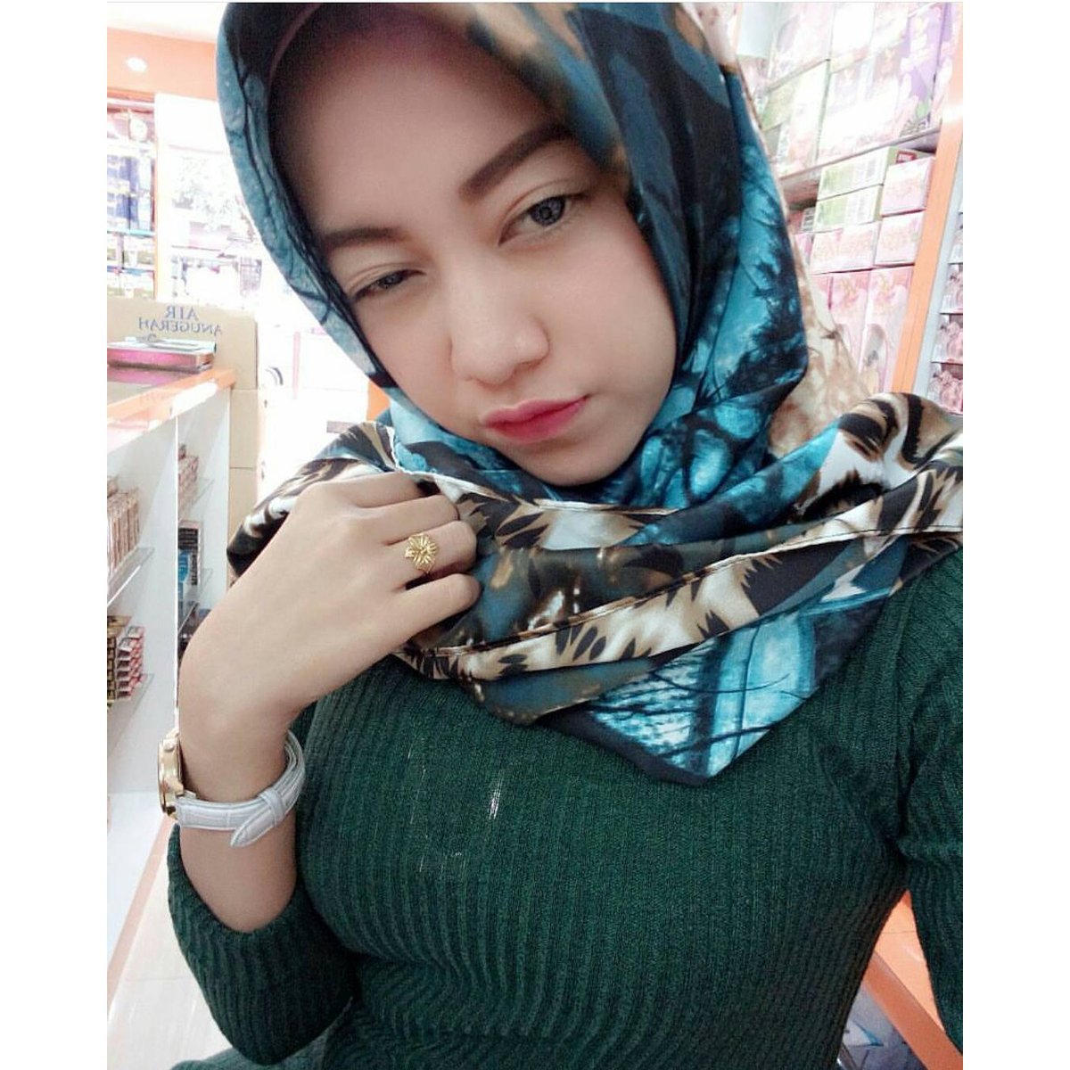 HIJAB NYEPONG SAMPAI MUNCRAT: Mendesah kesakitan Gadis berhijab ini