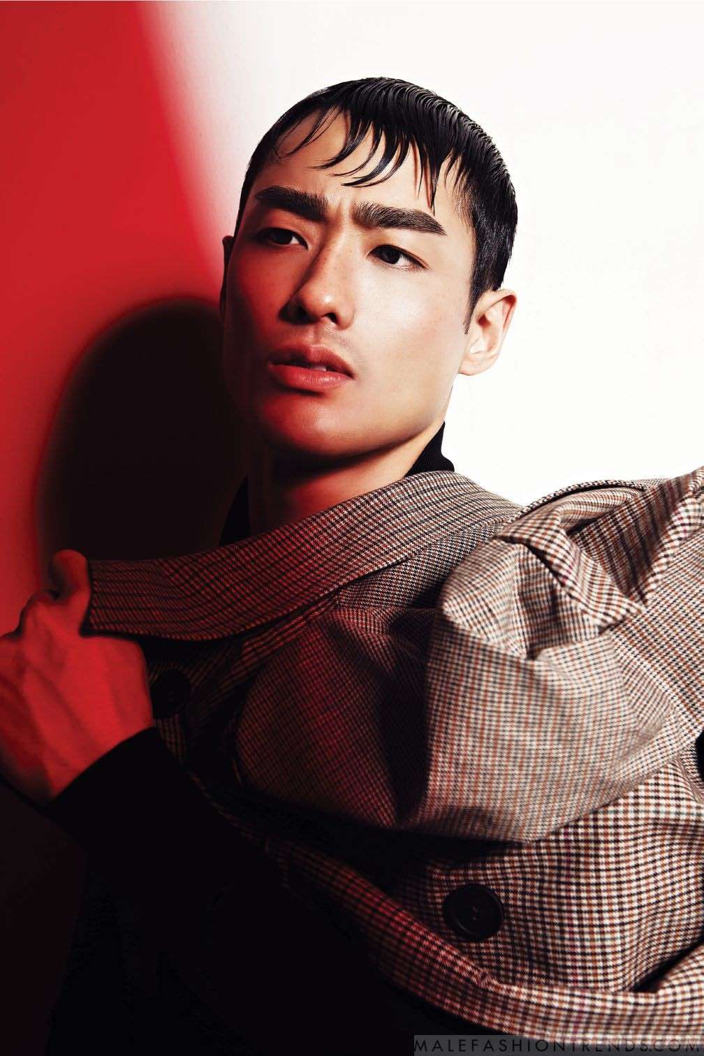 Sean Wong se viste en eclécticos prints para Men's Folio Malasia