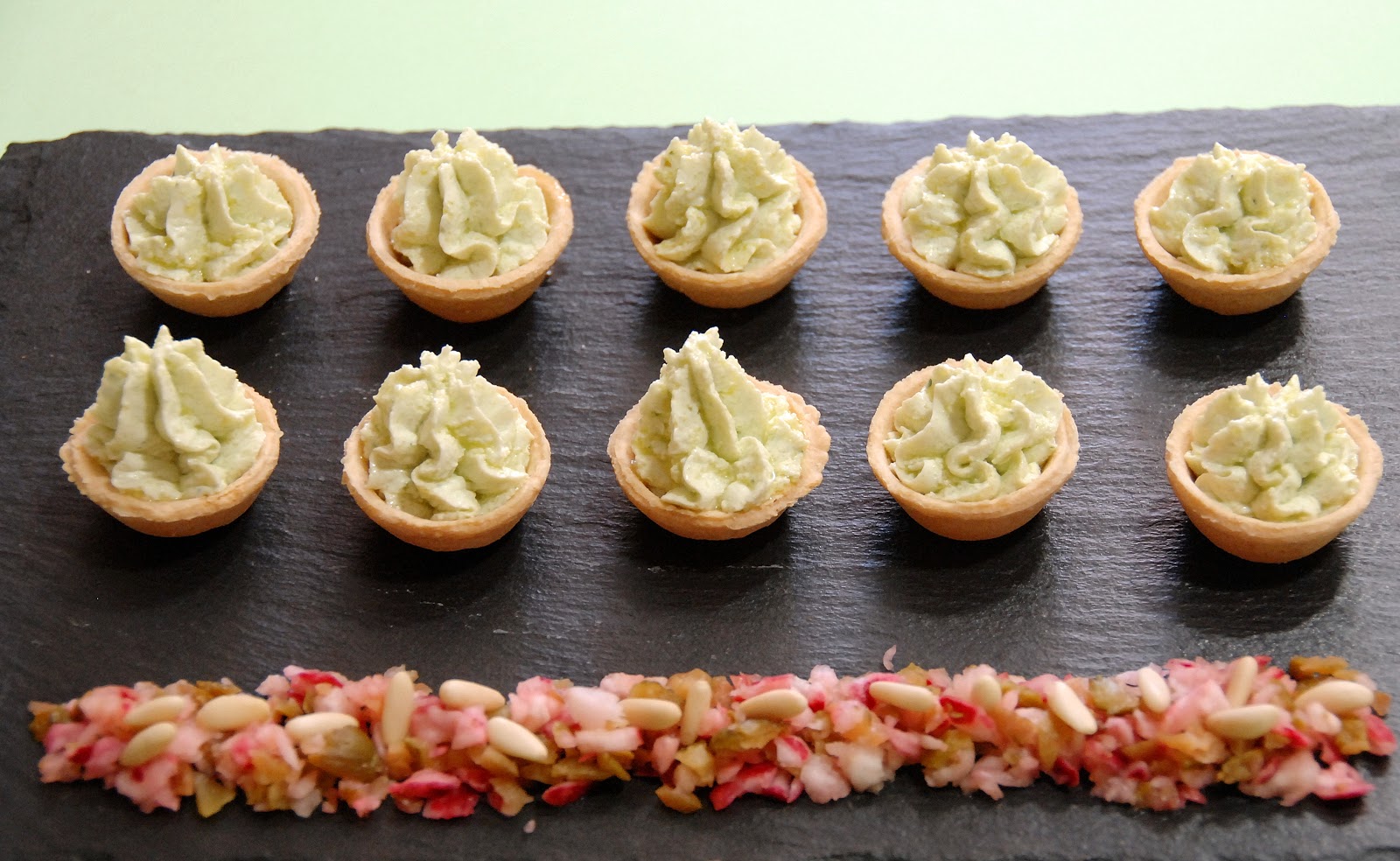CANAPES DE QUESO AL PESTO