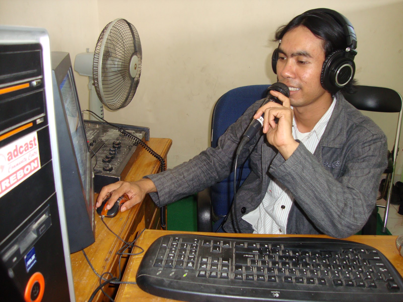 omen cipta karya: Fungsi penyiar radio