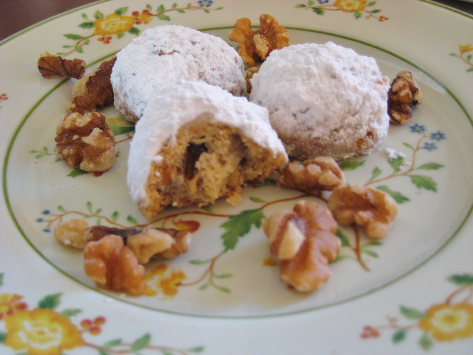 Brainy Buns: Greek Tea Cookies (Kourambiethes)