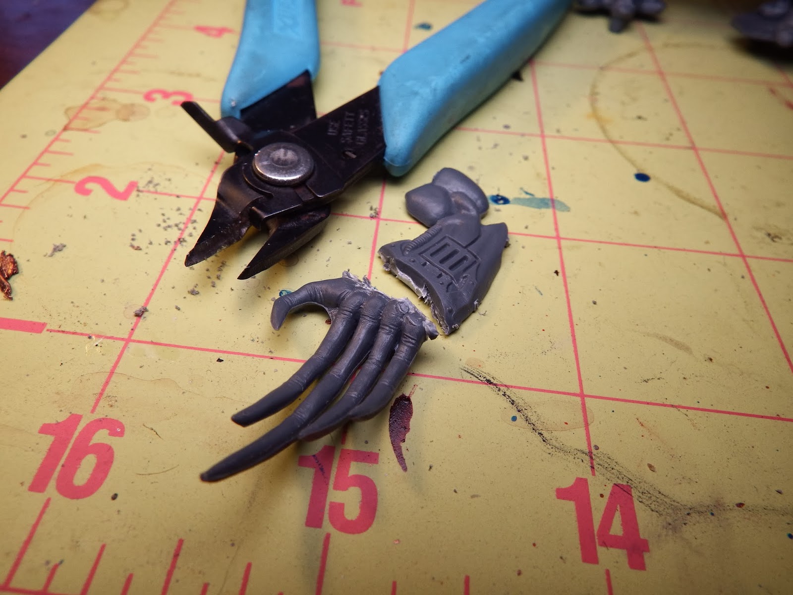 White Metal Games: How To: Right handed Power Fist Conversion for Chaos ...