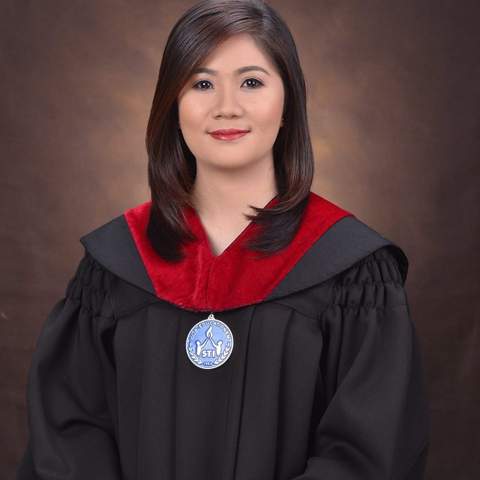 Yaya graduates cum laude with the support of family she works for