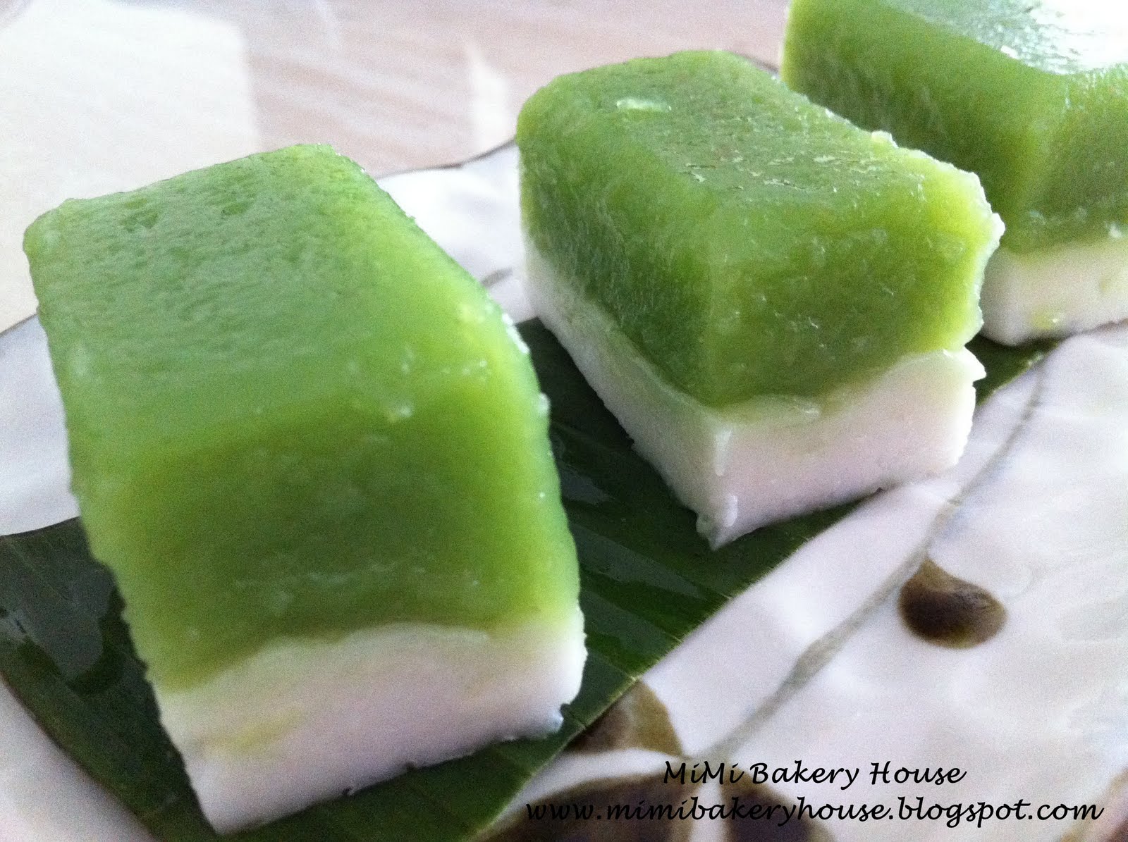 christeens blog: Kueh Talam Pandan 打南班兰糕点