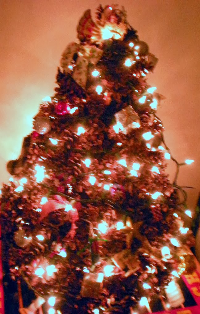 East Coast Styler : Pine Cone Christmas Tree for Den