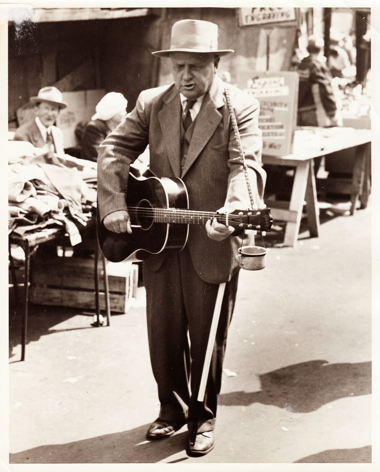 Dull Tool Dim Bulb: Blind Street Musician Maxwell Street Circa 1950 ...
