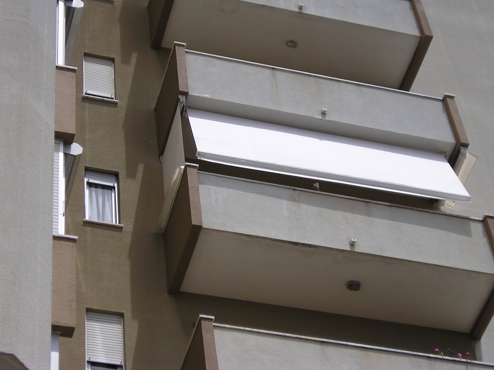 Quero Sombra - Não + SOL: Toldo instalado numa varanda de um prédio ...
