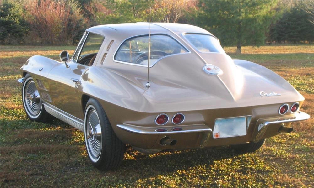 Car Style Critic: Boat-Tail Echoes