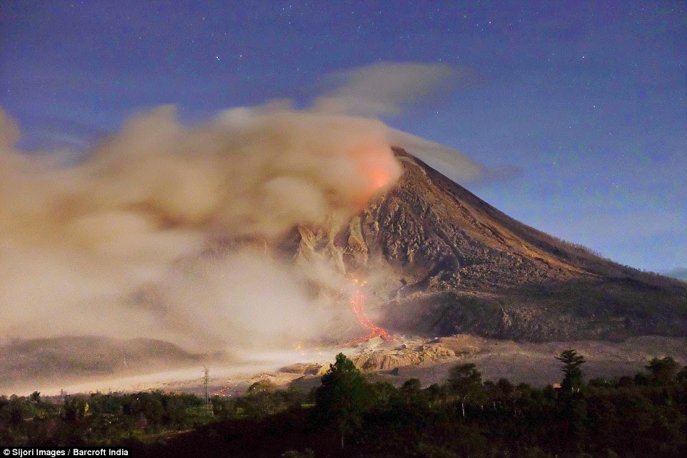 Koleksi Foto Menarik Gunung Berapi Sinabung Meletus - JanganIgnore