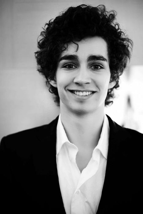 The Mortal Institute: CASTING NEWS: Robert Sheehan is Simon Lewis in ...