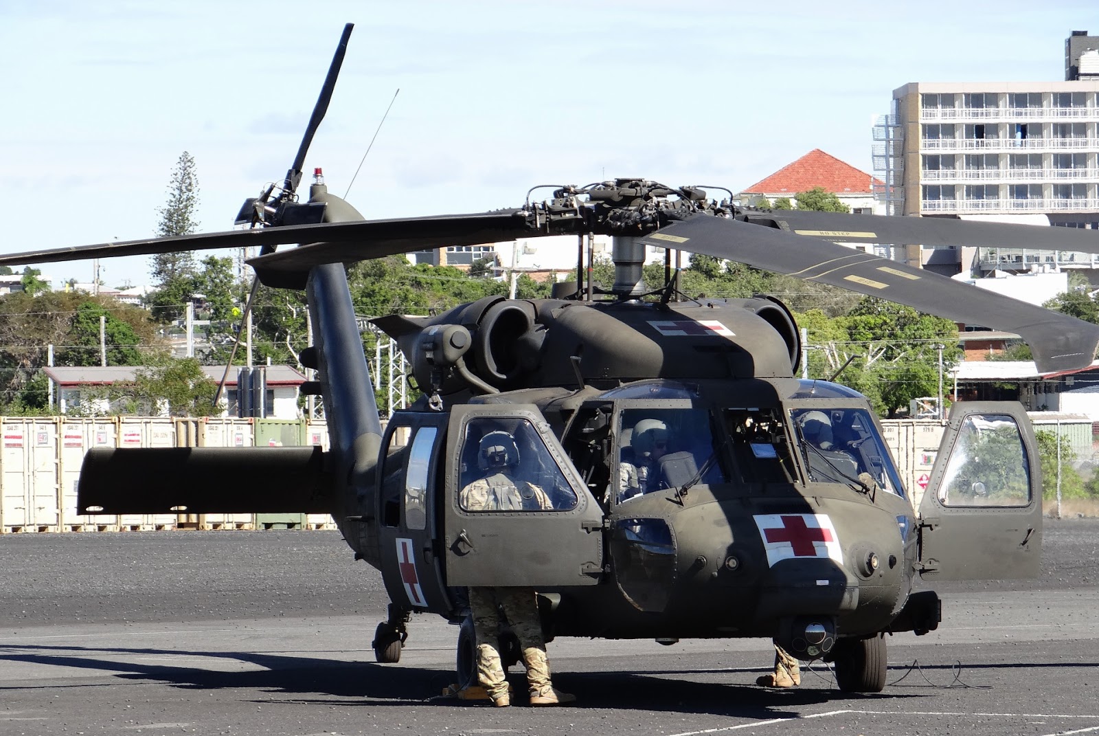 Air Queensland.blogspot: US Army Boeing AH-64 Apache and Sikorsky UH-60 ...