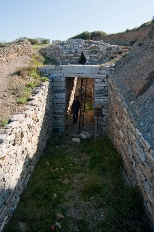 ΙΣΤΟΡΙΑ ΕΛΛΗΝΙΚΗ ΚΑΙ ΠΑΓΚΟΣΜΙΑ : ΟΙ ΘΟΛΩΤΟΙ ΤΑΦΟΙ ΣΤΗΝ ΑΡΧΑΙΑ ΕΛΛΑΔΑ