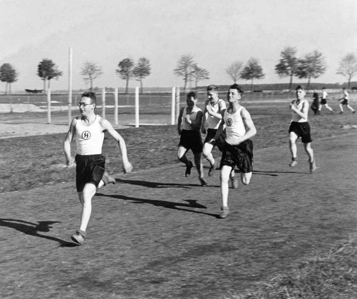 Meine Ehre heisst Treue: Η εκπαίδευση των Waffen - SS