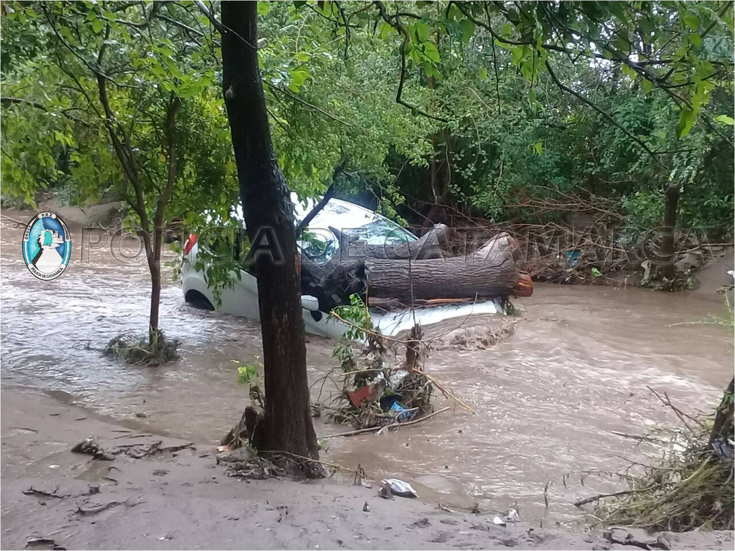 Un automóvil fue arrastrado por el agua cuando intentaba cruzar un badén