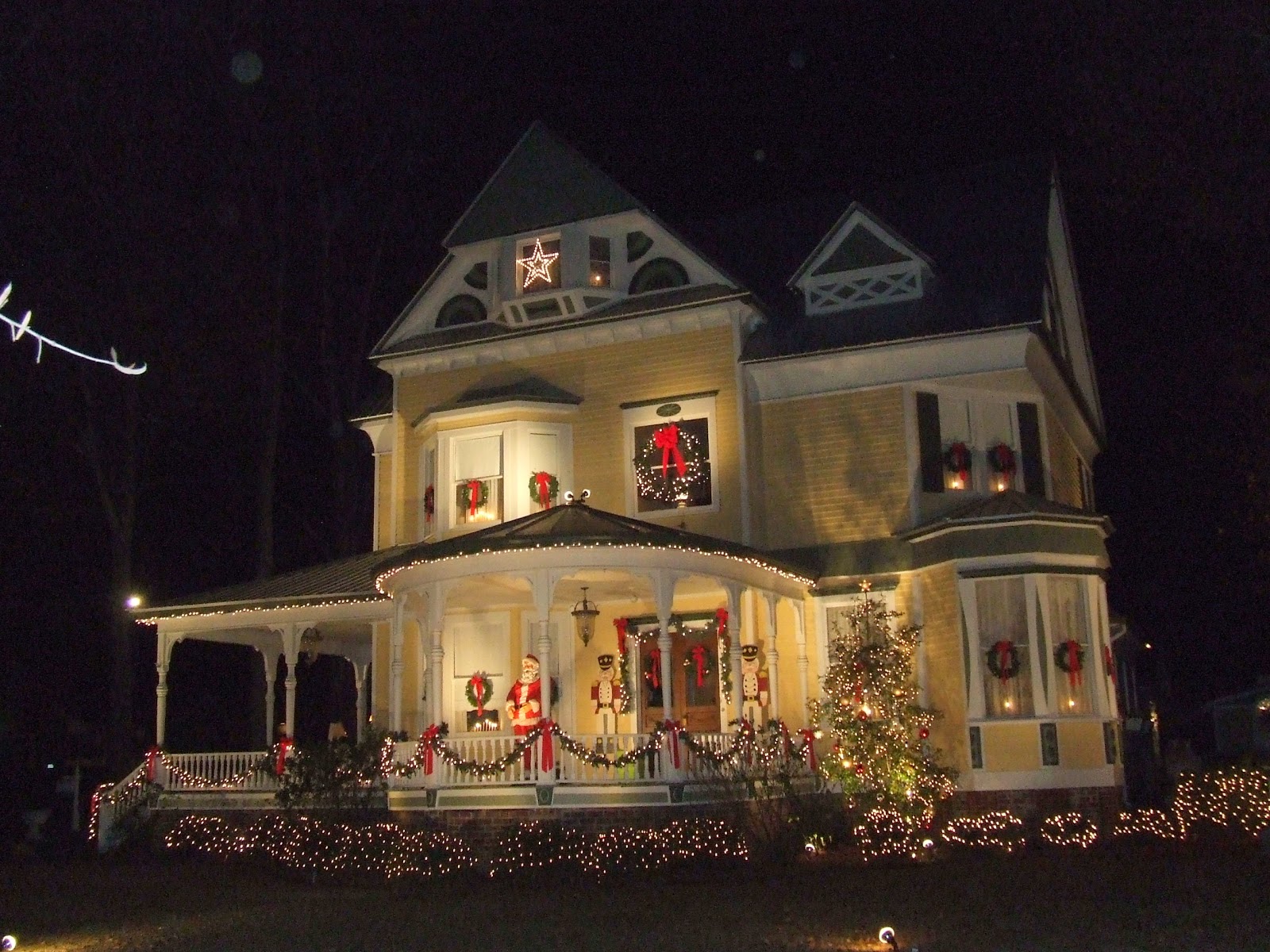My Blue Cottage: Favorite Decorated House for Christmas