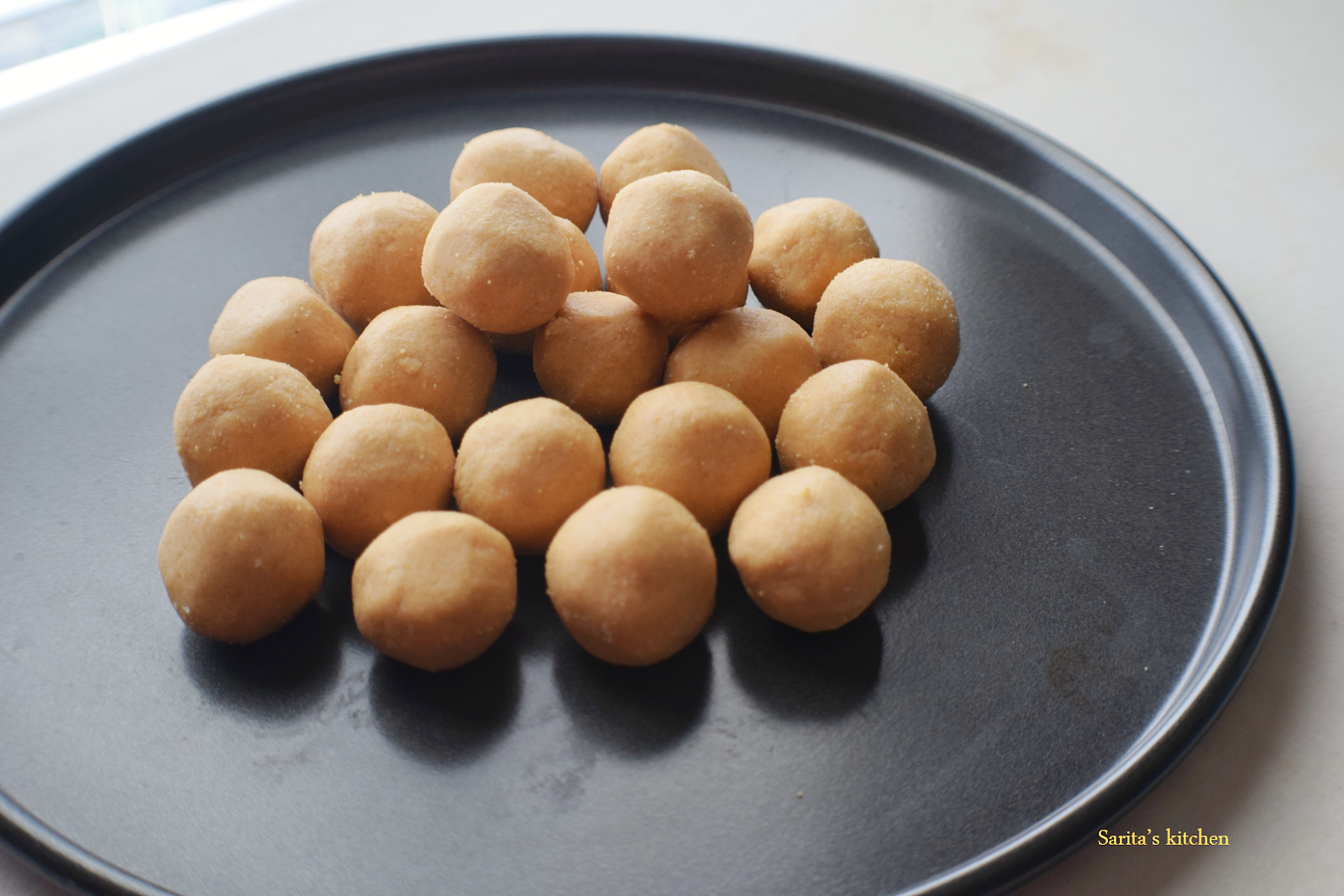 Sarita's Kitchen Blog: Sunnundalu or urad dal laddo