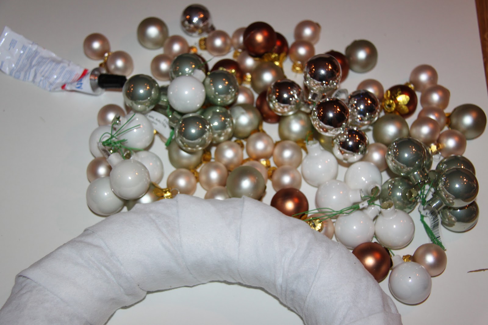 Mariah med H: Dörrkrans med små julkulor