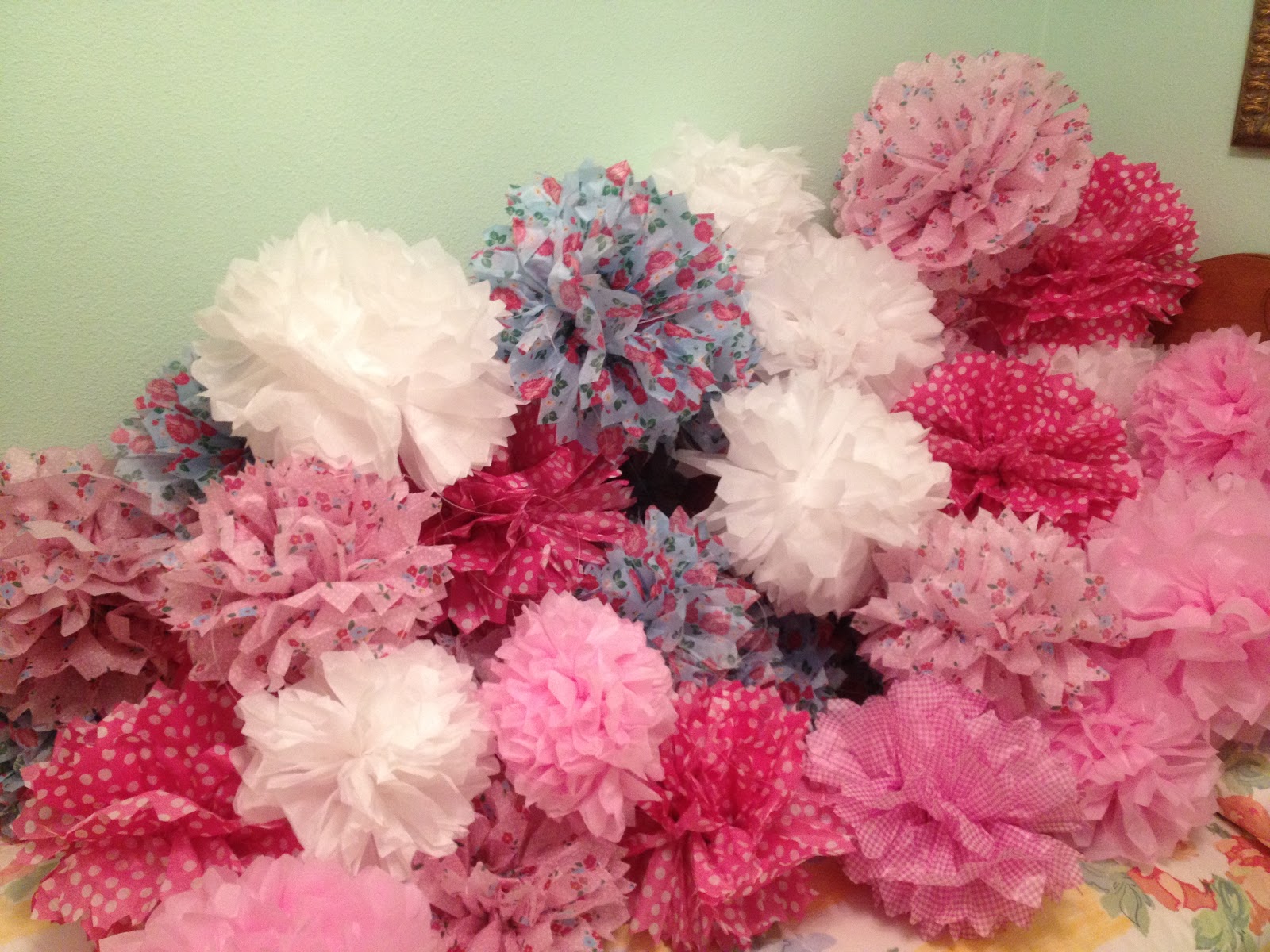 me gusta celebrar: DIY: Como hacer pompones de papel