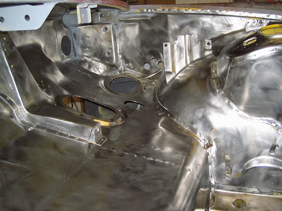 OllieG's 914: Fuel Tank Compartment Clean-Up and Paint