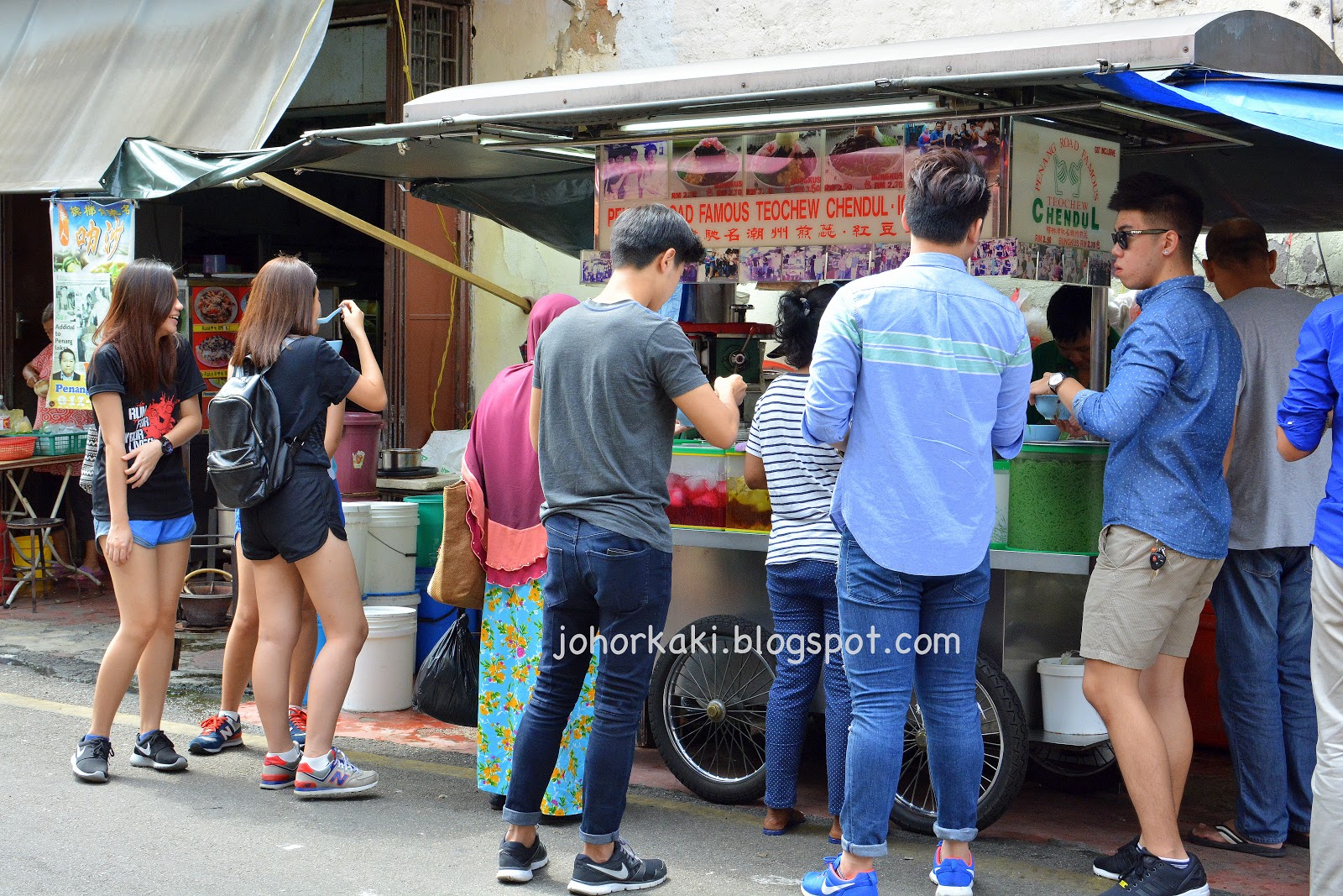 BLUE vs ORANGE Penang Road Famous Teochew Chendol & Ice Kacang |Tony ...