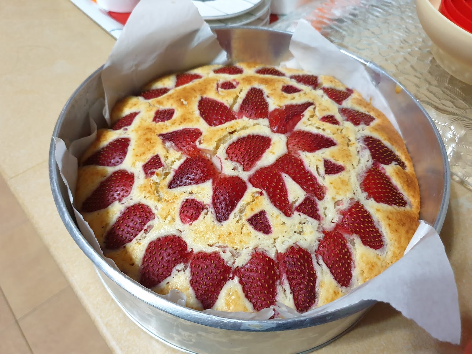 ZULFAZA LOVES COOKING: Easy strawberry cake with strawberry sauce: Kek ...
