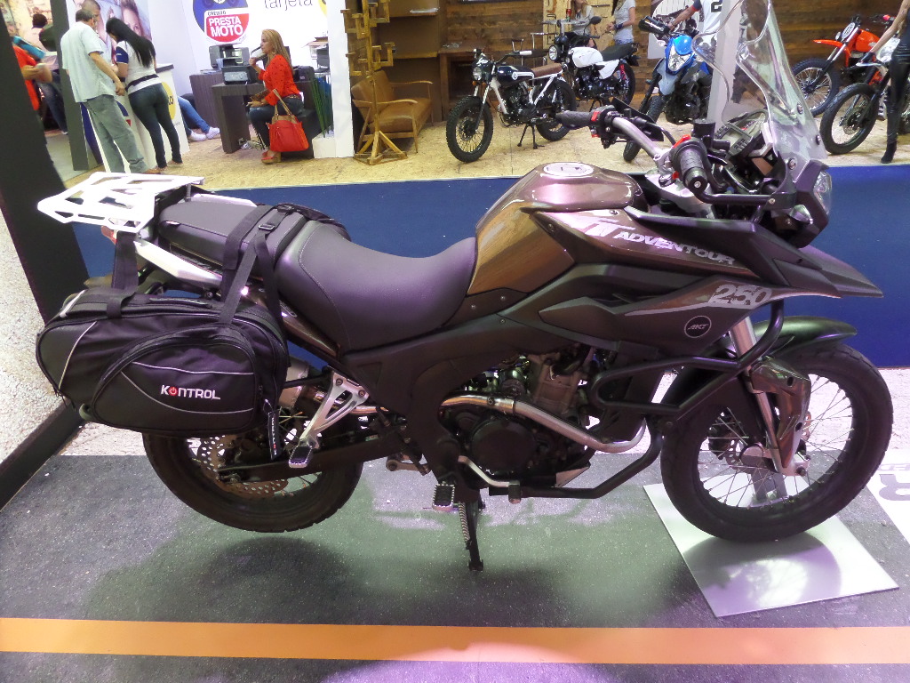VIAJANDO EN MOTO: TT AdvenTour 250 de AKT a RODAR