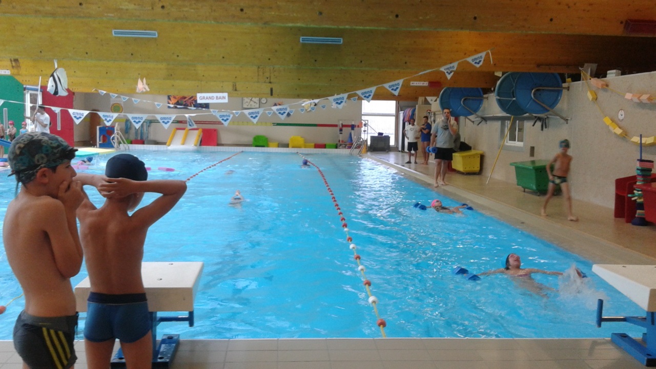 Ecole élémentaire des Darcins: Dernière séance de natation... Les CE1 ...