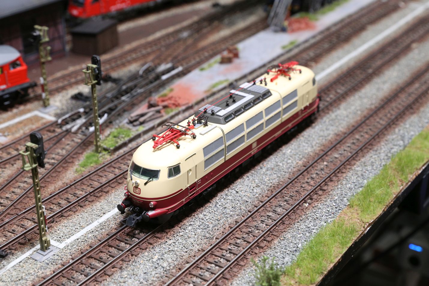 おそらく年末近くに出るだろうESUのBR103と予約しているRocoのErasmusセット。