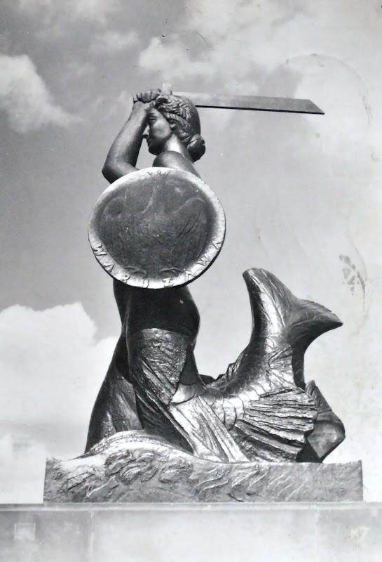 Kolejne pocztówki przedstawiają obraz Warszawy