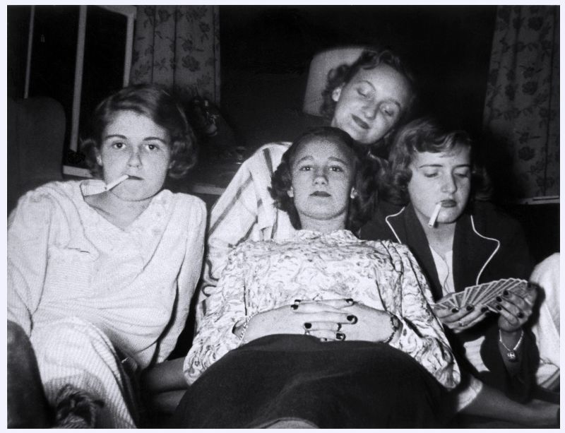 50 Cool Snaps Show How to Smoke Like the 1950s Ladies ~ Vintage Everyday