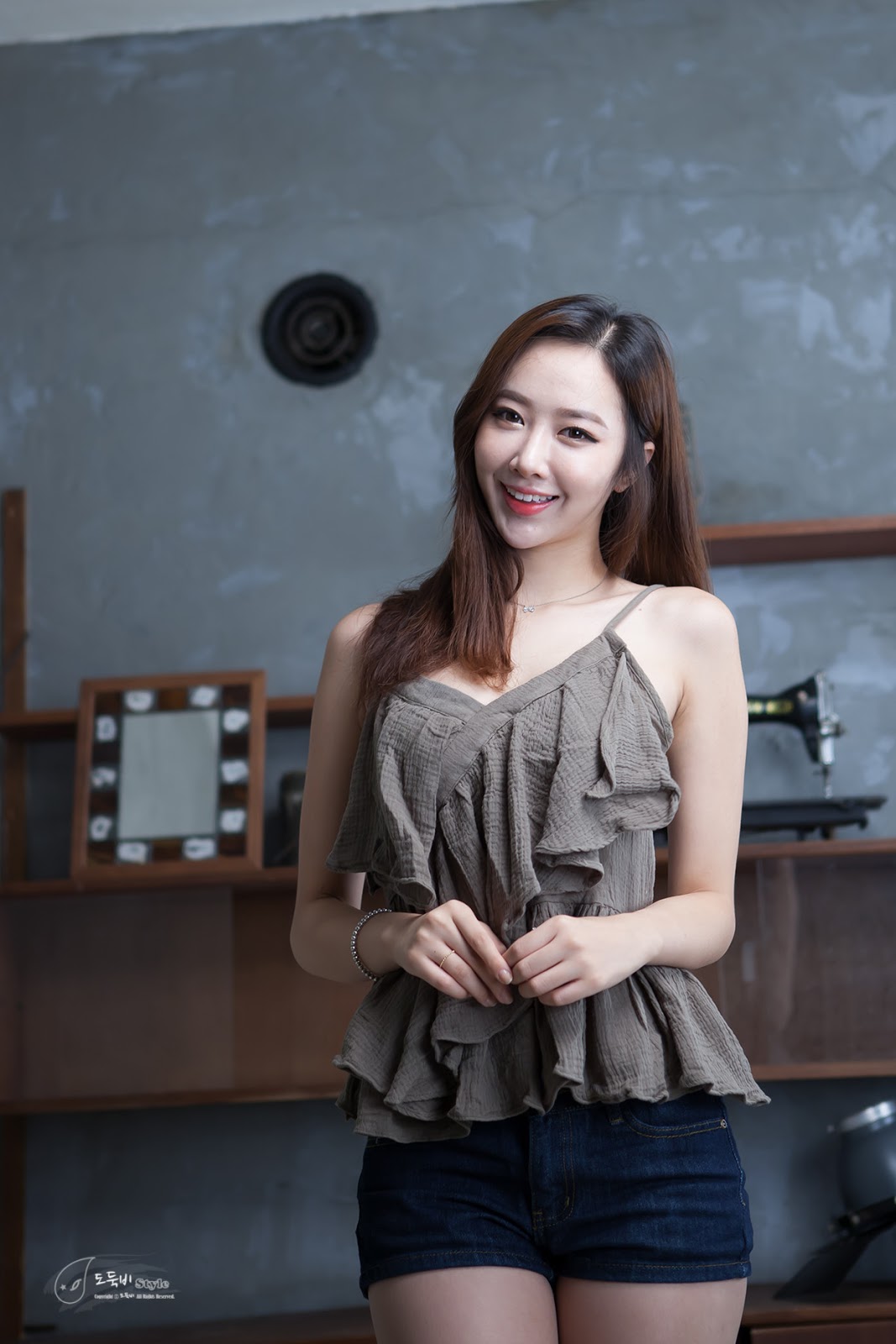 FinlandCar.com: Shin Hae Ri - Elegant And Charming