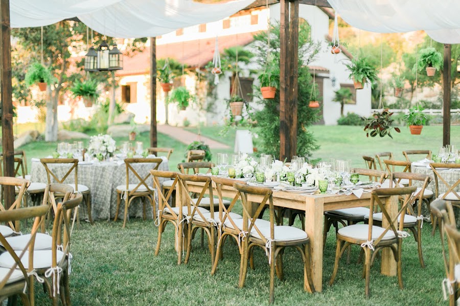Decoración de boda: madera y hojas verdes | Bodas