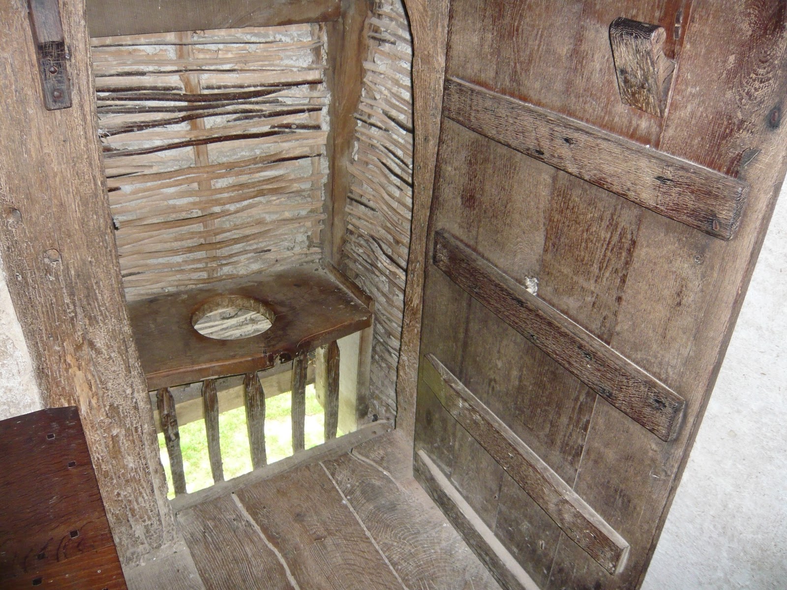 Scribbling in the margins: The Bayleaf Farmstead, a Late Medieval Building