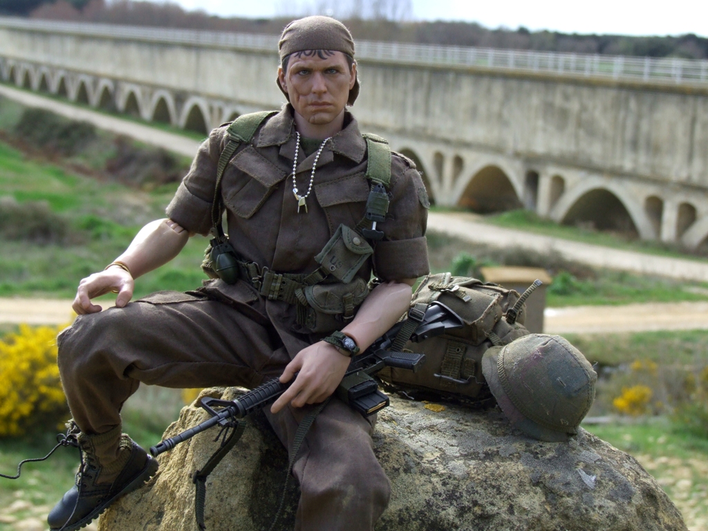 Small Characters: Fotos exteriores del Sargento Barnes de Platoon ( Hot ...