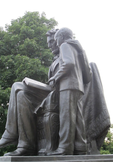 Souvenir Chronicles: DES MOINES, IOWA: STATE CAPITOL BUILDING GROUNDS