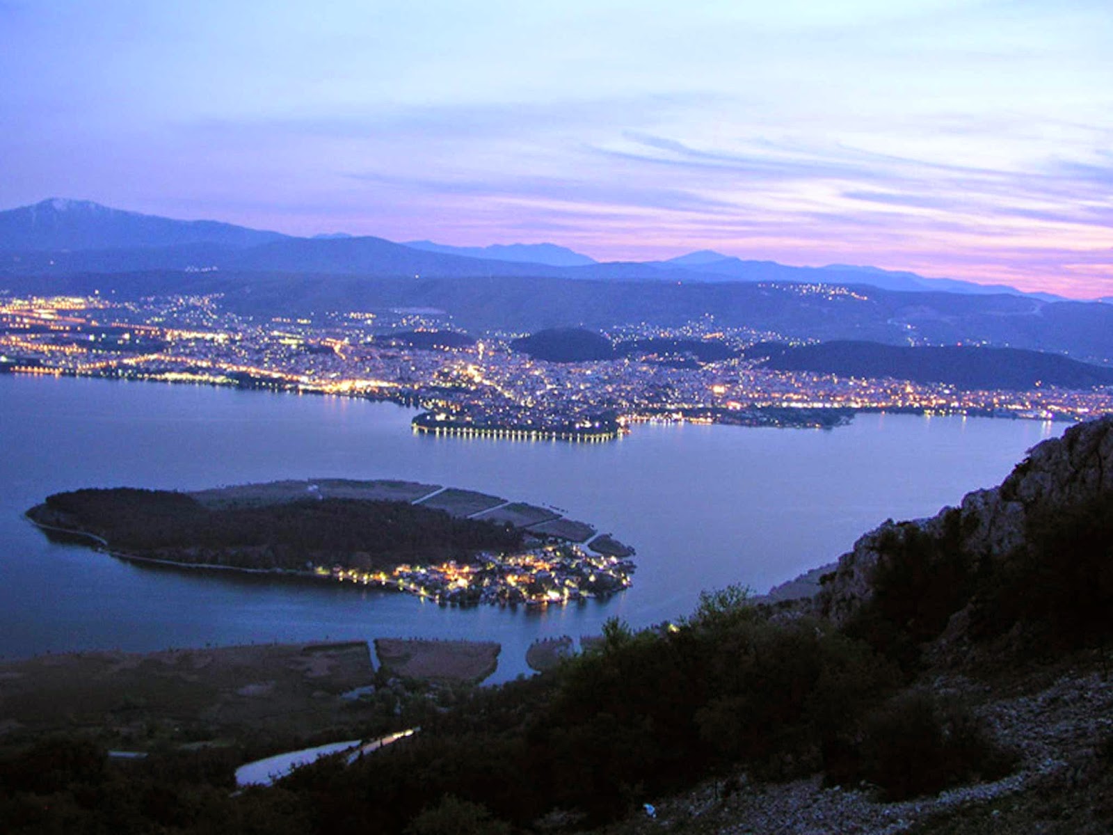 SHOP OF THE CITY: RESTAURANT CAFE " ΜΕ...ΝΟΥ " ΝΗΣΑΚΙ ΙΩΑΝΝΙΝΩΝ