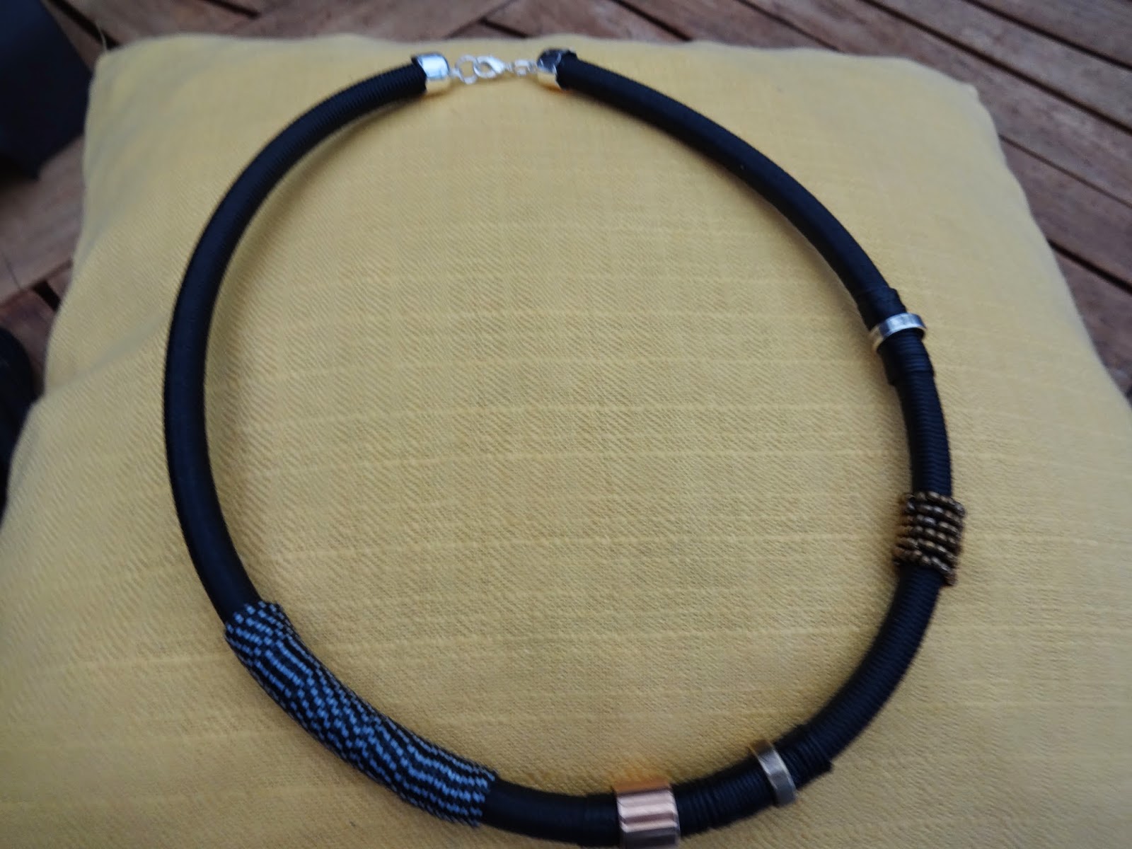 "Autour du cou de Manou" : Un collier pour les fêtes...