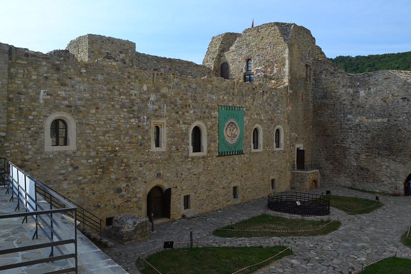 Cetatea Neamt- Zidul Vestic fotografiat din curtea interioara