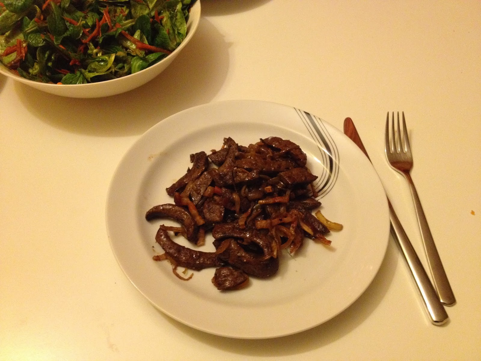 Fit mama kuha: Jetrca s karamelizirano čebulo in slanino