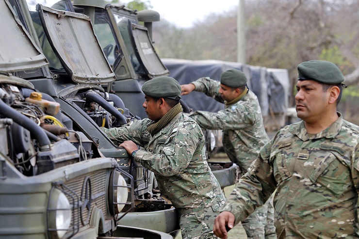Defensa y Armas: Defensa: militares en acción, la nueva piedra de la ...