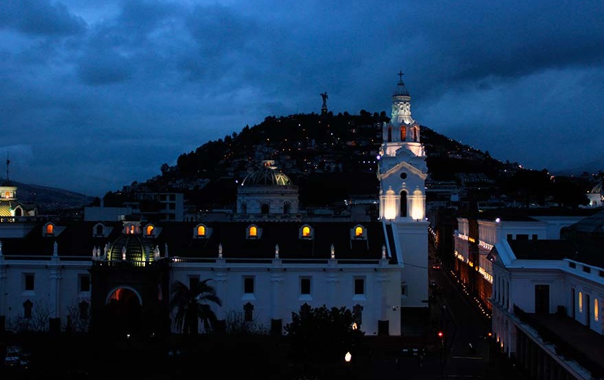 Tour paseo turístico por la ciudad de Quito en la noche