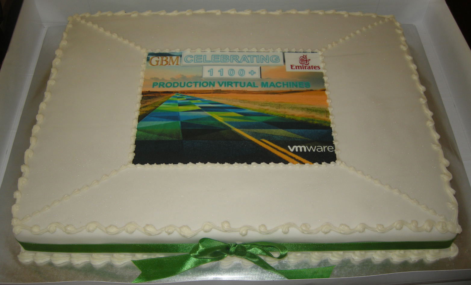 Harshi's Cakes & Bakes: Celebrating 1100+ Production Virtual Machines - Corporate cake for vmware