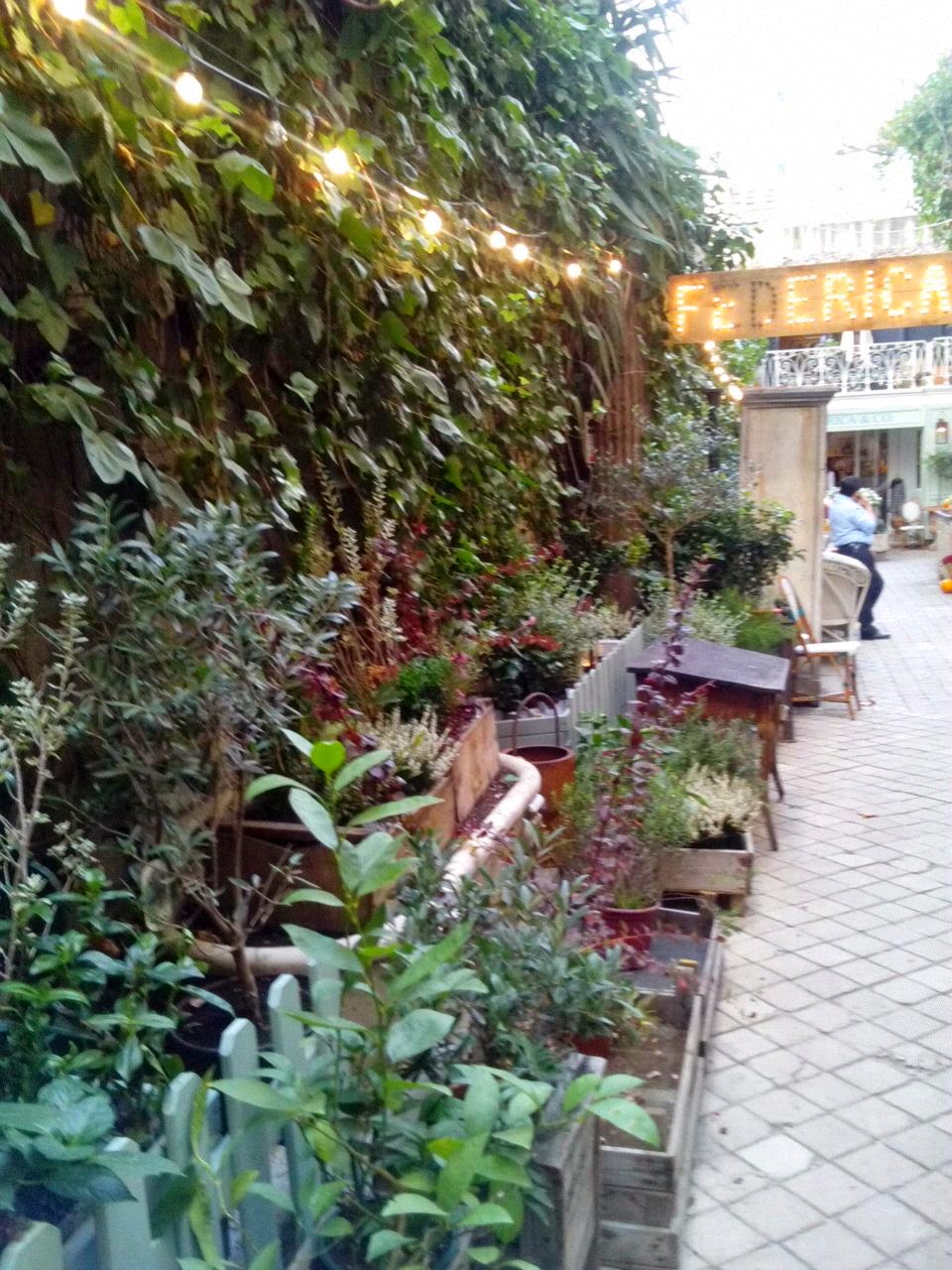 Neo arquitecturaymas: De tiendas por Madrid: patio de manzana en Calle ...