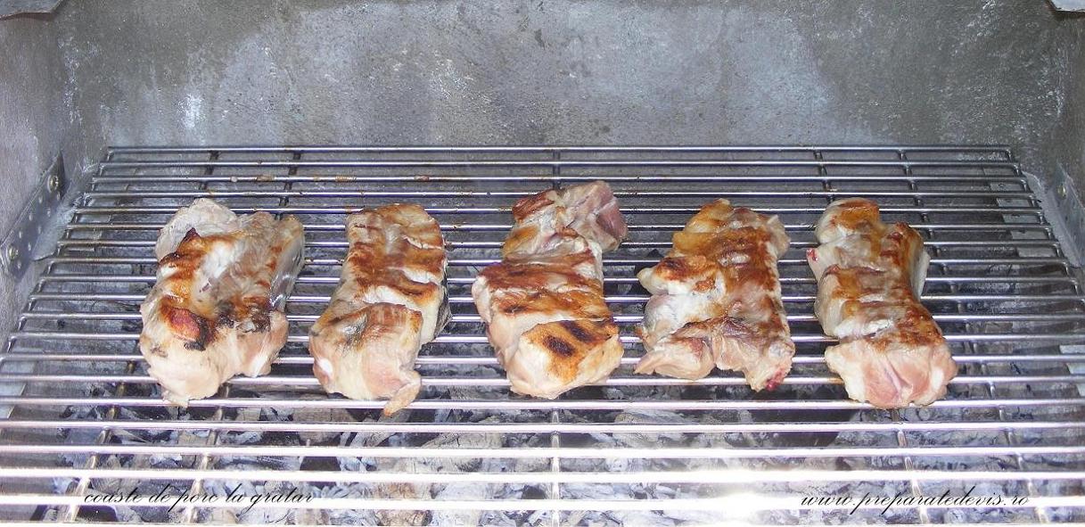 Coaste de porc la gratar | Preparatedevis.ro