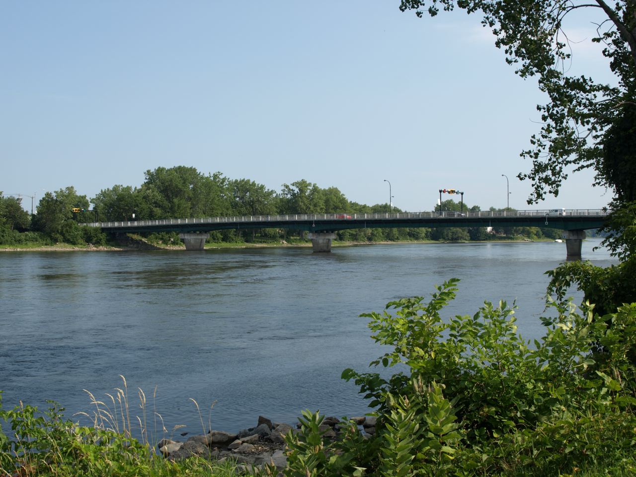 Life on two wheels: The Jacques Bizard bridge