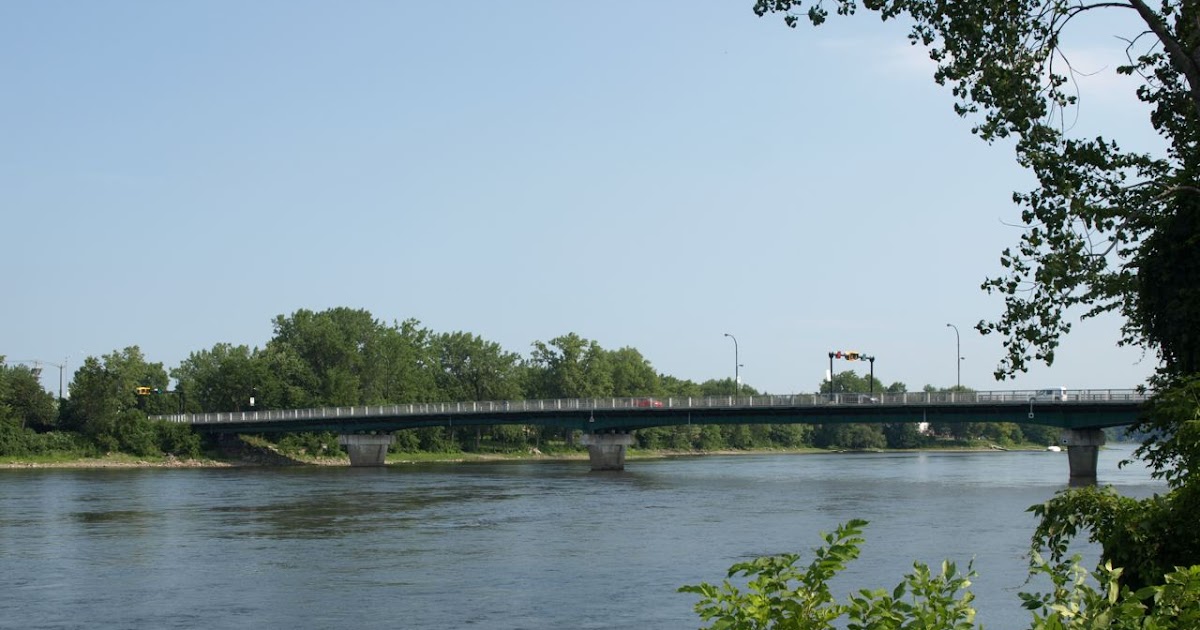 Life on two wheels: The Jacques Bizard bridge