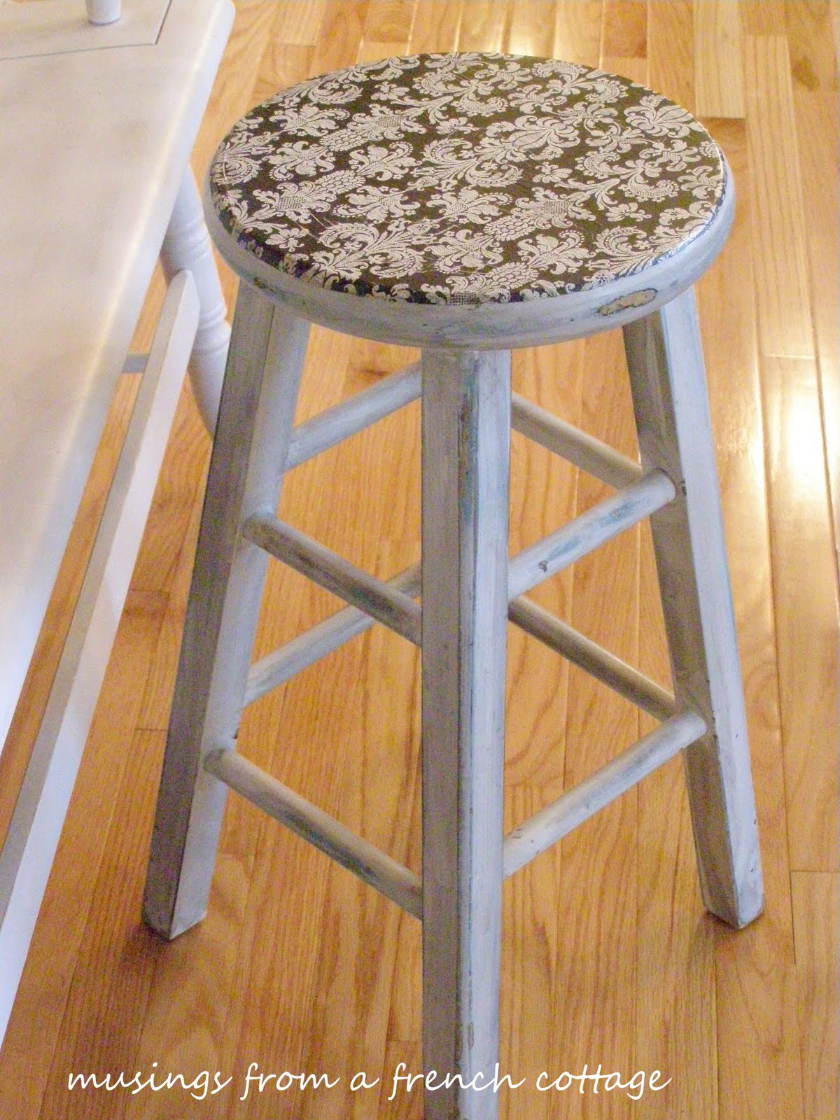The Little French Farmhouse: Bar Stool Makeover